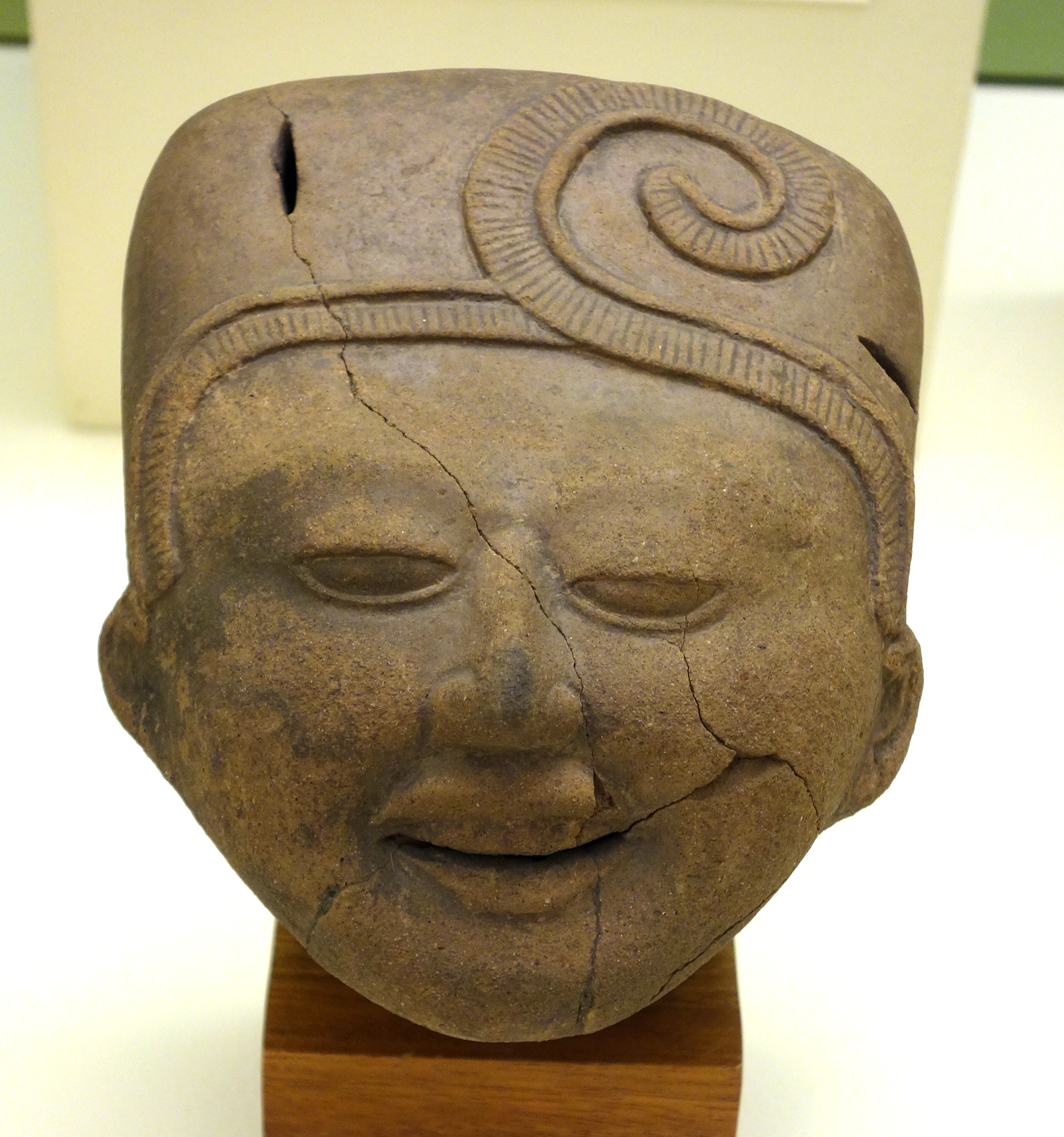 08. Figura sorridente. Cultura Remojadas. Vera Cruz. México. Secs. VII ...